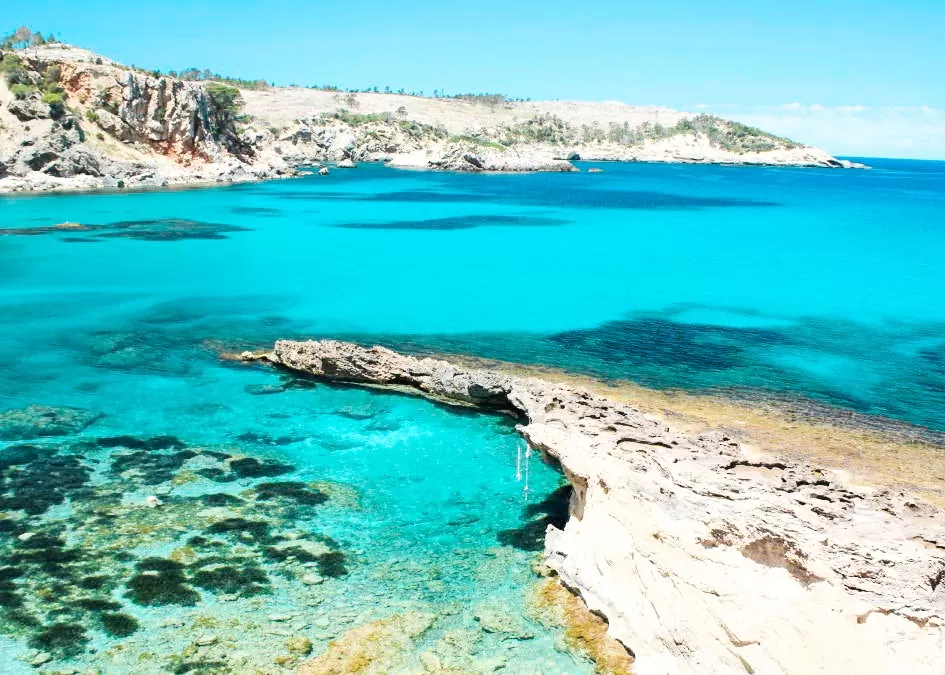 Discover the most beautiful hidden coves of Ibiza - Travel agency in ...